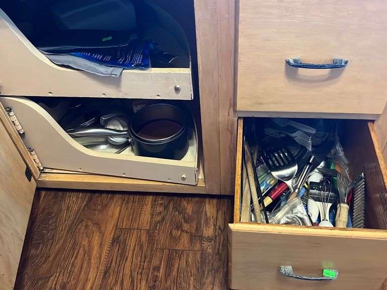 Skillets and pans, kitchen utensils as shown in pictures - Metzger ...