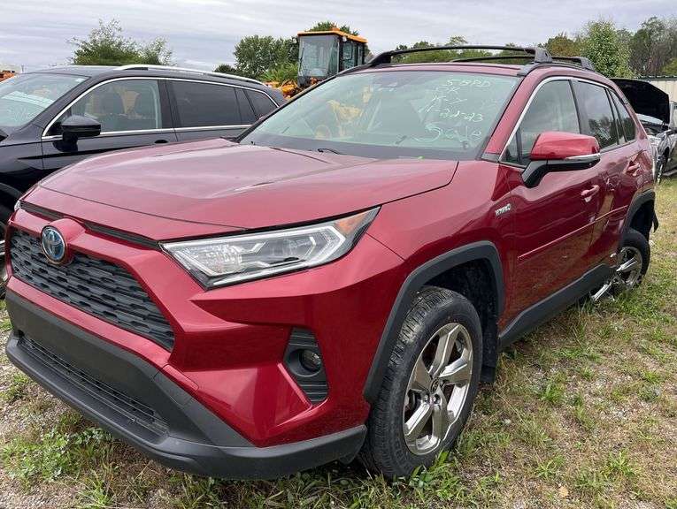 2021 Toyota RAV4 XLE Premium, rear wheel damage, Mileage: 36,605, has ...
