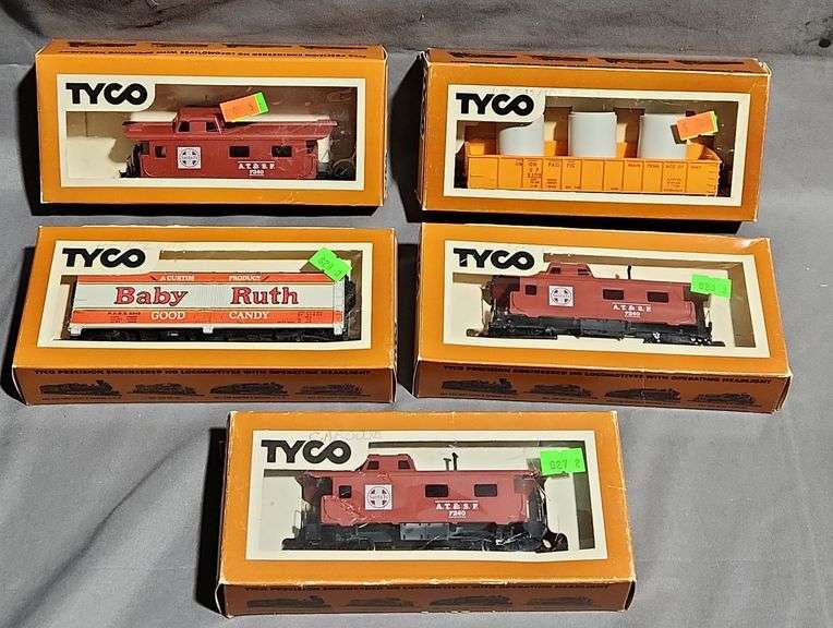 5- Tyco Ho Scale Electric Trains including Reefer Car, 8 Wheel Caboose ...
