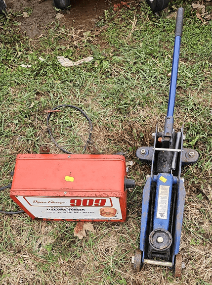 Dyna-charge 909 Electric fencer, Car jack - Metzger Property Services, LLC