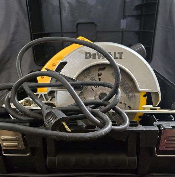 DeWalt 7-1/4” circular saw DW364 in case - Metzger Property Services, LLC