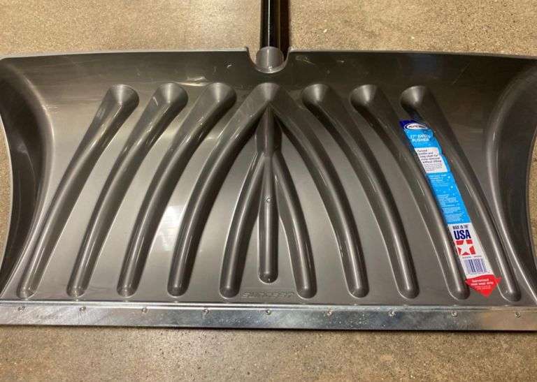 Suncast 27 in. Centerforce Snow Pusher with Wear Strip - handle dented ...