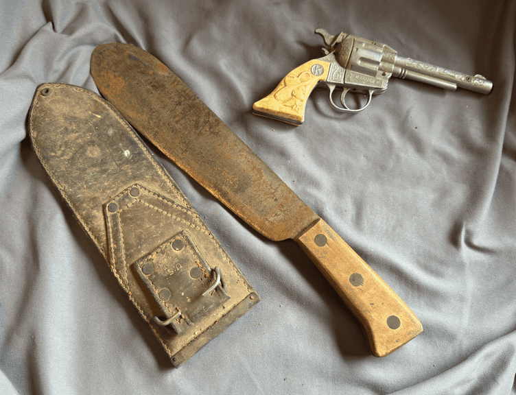 Oil can, US Sheath, Chatillon knife, Ranger cap gun, Baer field inn ...