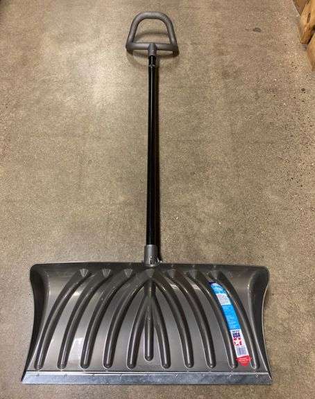 Suncast 27 in. Centerforce Snow Pusher with Wear Strip - handle dented ...