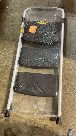 Soctone 3 Tier Step Ladder - Metzger Property Services, LLC