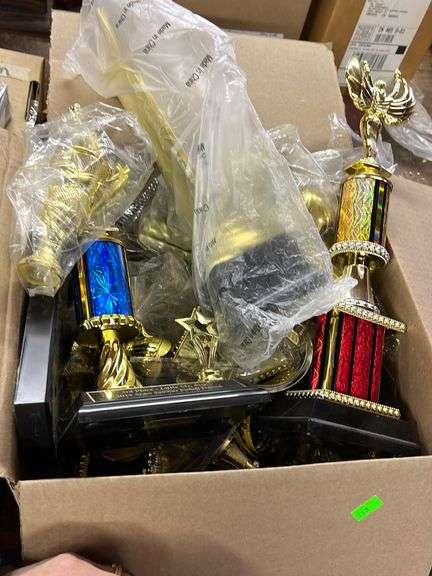 Sample trophies and misc parts, Contents as shown in pictures - Metzger ...