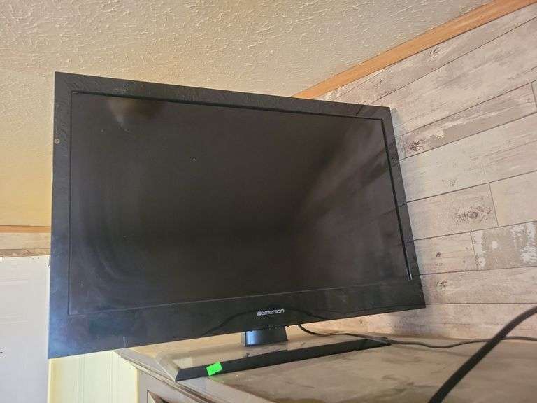 ME1A1151130064 Emerson 32” Flat Screen TV • Model #LC320EM2 • Serial # ...