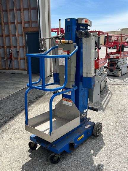 UpRight 1 Man Lift, 26 Foot Extension, 12 Volt Electric, Fleet ...