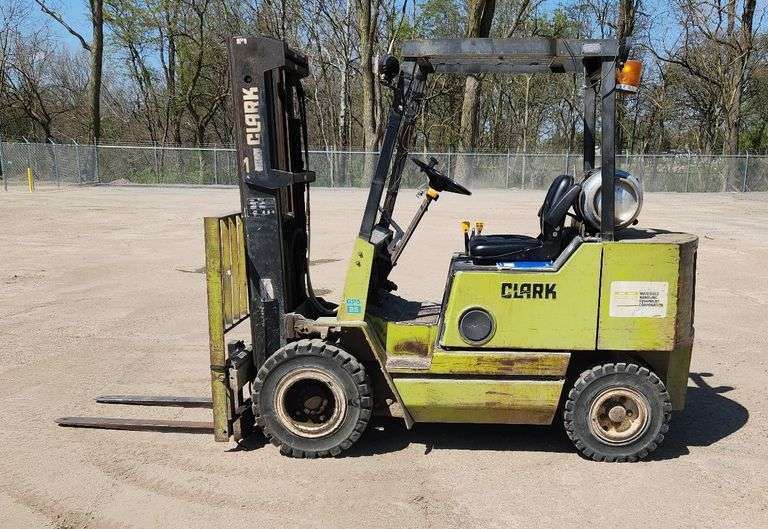Clark GPS25MB 3700lb Capacity Pneumatic Tire Forklift W/ 3 Stage Mast ...