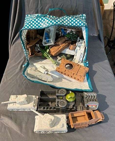 Plastic Battle Ground Army Tanks, Trucks & Army People in Plastic Tote ...