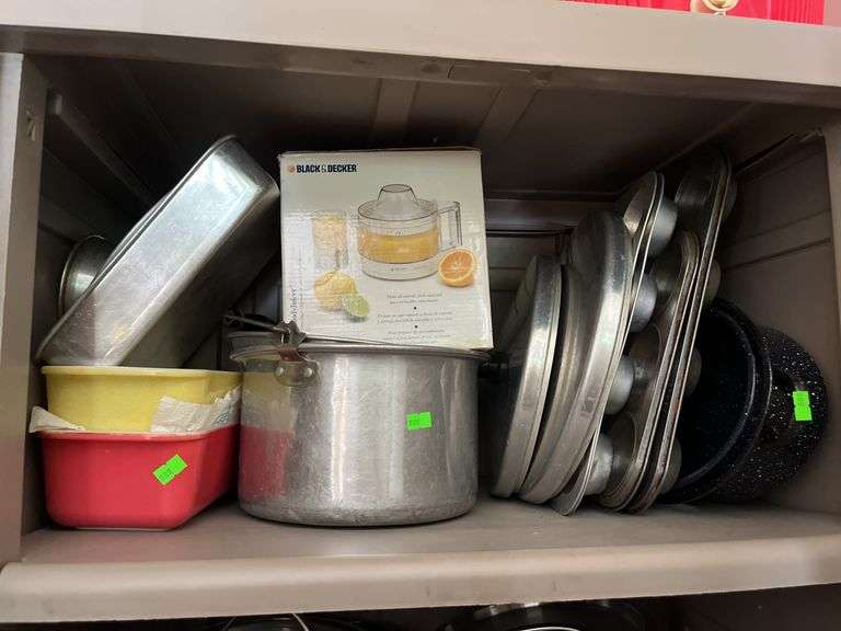 Pyrex loaf pans, Aluminum Ware granite roaster, juicer, contents as ...