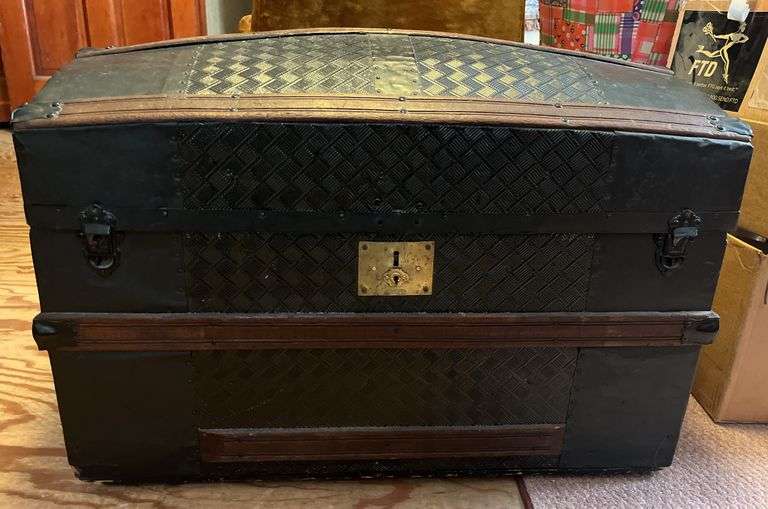 Camel back Trunk with blanket & towel contents 32x19x21 - Metzger ...