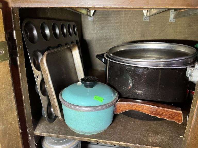 Cookware assortment, chopper, coffee pot, baking pans - Metzger ...