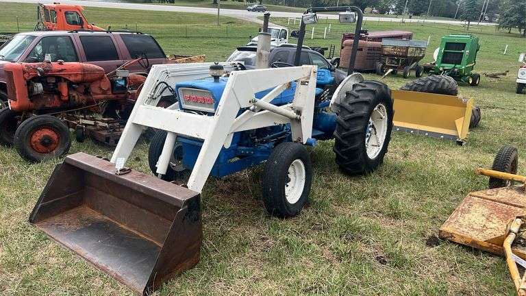 Ford 4000 Diesel SU with loader, 3307 hrs, runs,14.9-28 rear tires ...