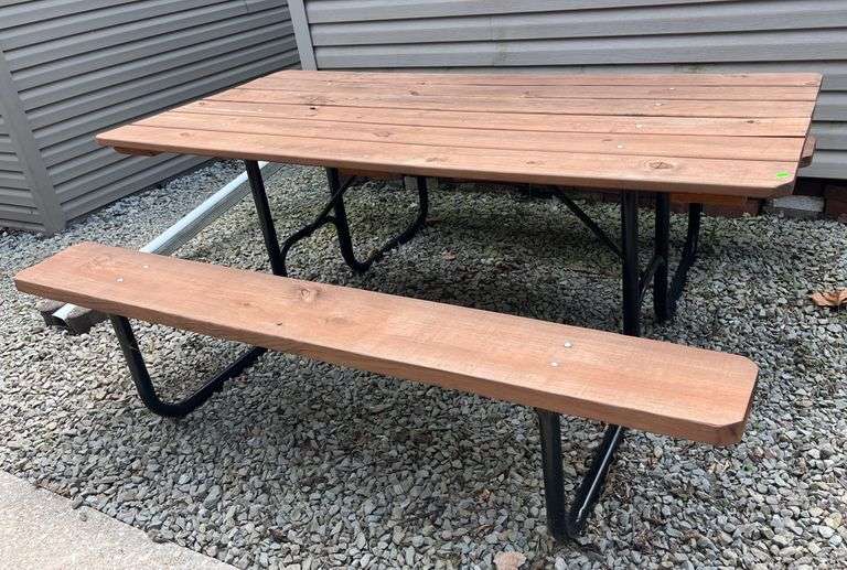 Picnic table 60x72" - Metzger Property Services, LLC