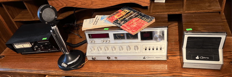 Cobra 1000GTL base CB - serial No. 83004928, Astatic Corp. mic - Mod ...