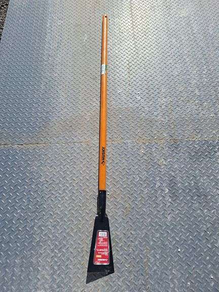 (1) Husky Heavy Duty Scraper 4.5" - Metzger Property Services, LLC