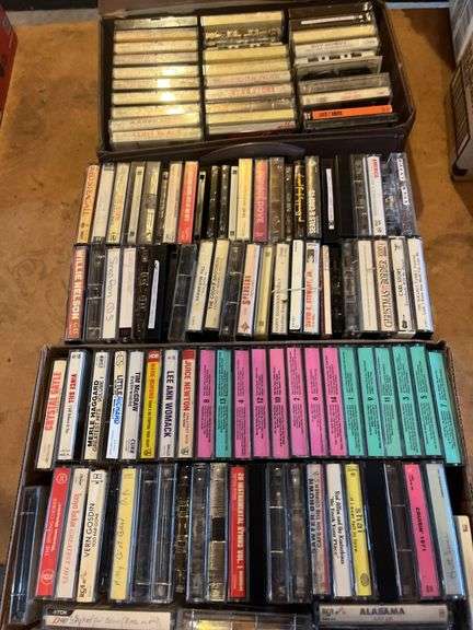 Cassette assortment inc. Lee Ann Womack, Tim McGraw, Merle Haggard ...