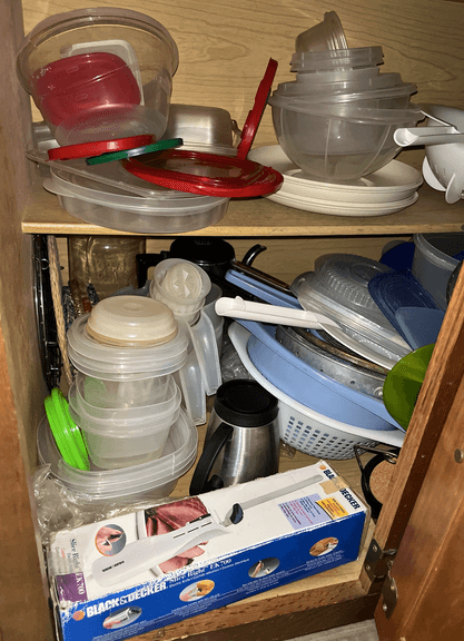 Plastic containers and misc contents as shown in pictures - Metzger ...