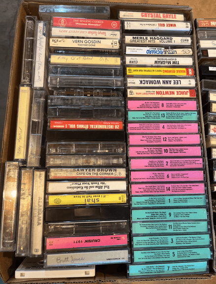 Cassette assortment inc. Lee Ann Womack, Tim McGraw, Merle Haggard ...