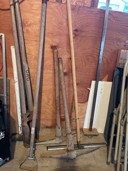 Post hole digger, sledge hammer and garden tool assortment - Metzger ...