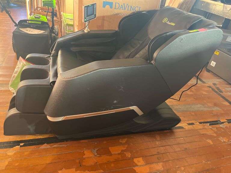 Real Relax Massage Chair with Touchscreen Control, 29×50 has small ding ...
