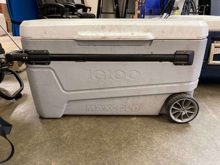 Igloo MaxCold Rolling Cooler with Wheels and Hinged Lid-165 qts-USED ...