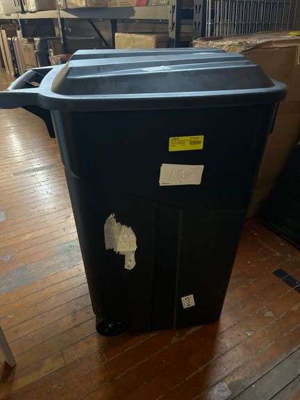 Hyper Tough 45-Gallon Wheeled Trash Can with Hinged Lid - Metzger ...