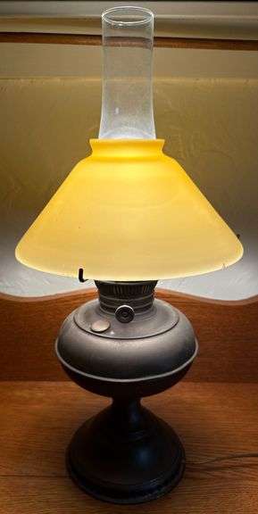 Electric Oil-Style Lamp with Yellow Glass Shade – Chip in Glass 22 ...