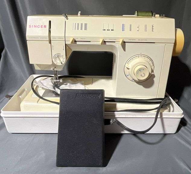 Singer Sewing Machine Model 257 with Case and Instruction Manual 16 ...