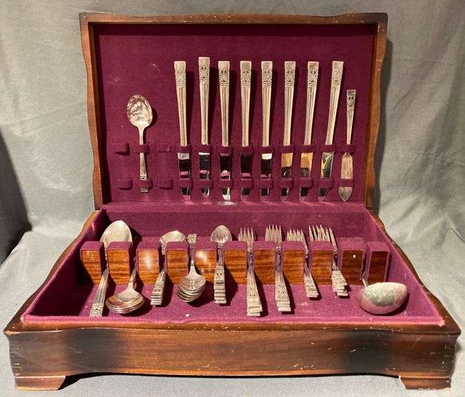 Community Plate Flatware in Mahogany Flatware Chest with Purple Velvet ...