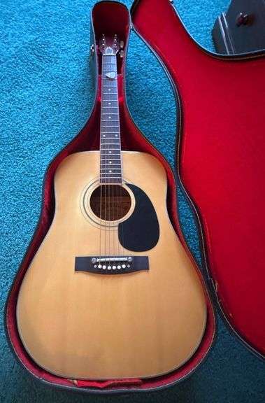 Castilla Acoustic Guitar Model 912 with Case - Metzger Property ...