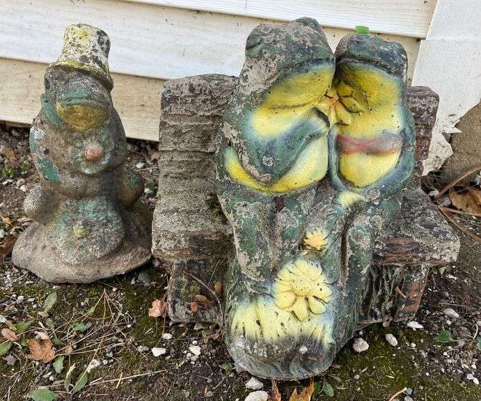 Concrete Frog Statue & Concrete Frogs Sitting on Bench, 12×12 and 11 ...