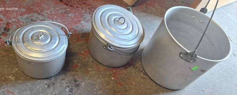 3 Aluminum Pots with Lids and Wire Handles - Metzger Property Services, LLC