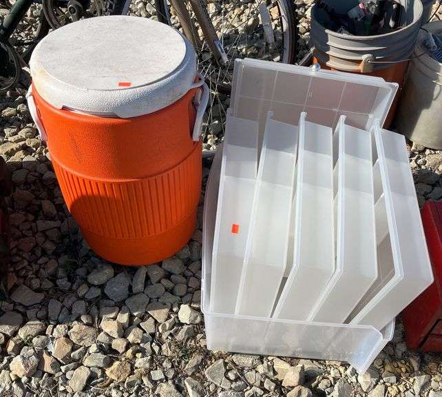 Igloo 10-Gallon Water Cooler 21”and 7 Plastic Storage Containers ...
