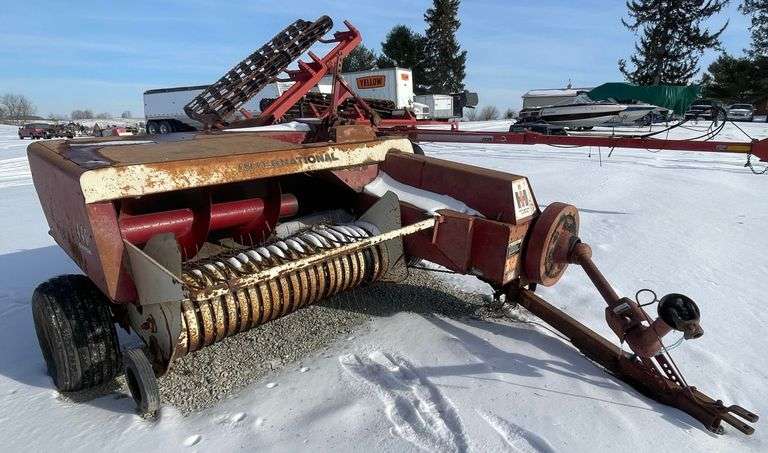 IH 440 square baler, twine tie, wagon hitch and shoot, 540PTO - Metzger ...