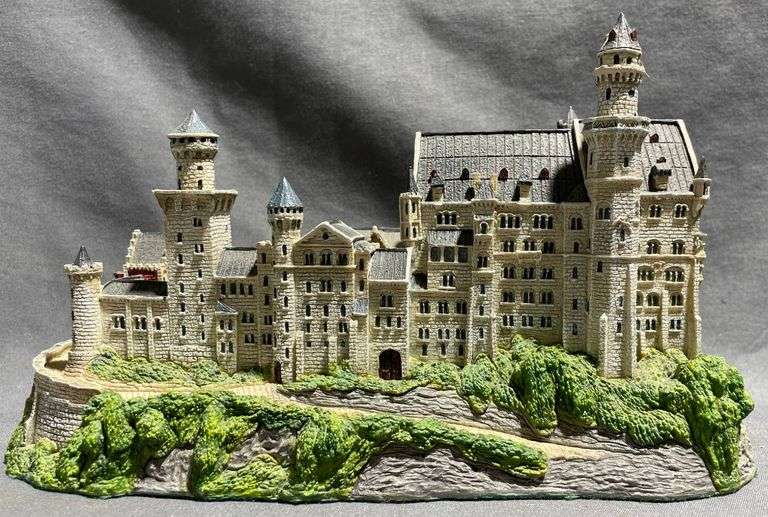 Danbury Mint Neuschwanstein Castle Replica Sculpture 9”x4”x5” - Metzger ...