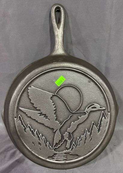 Lodge Wildlife Series Cast Iron Skillet with Embossed Goose Design, 10 ...