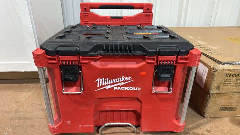 Milwaukee PACKOUT 22 in. Rolling Modular Tool Box Low Profile Handle ...