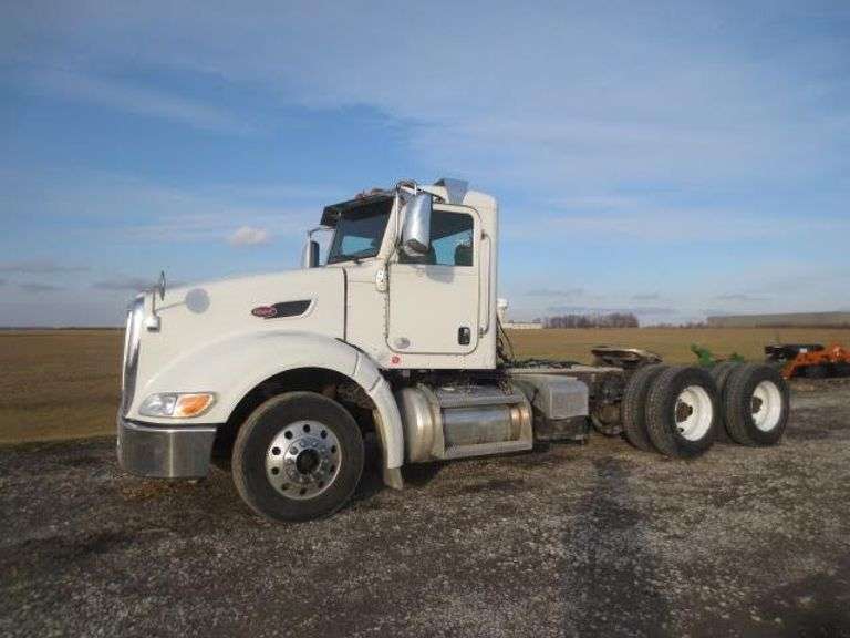 2012 Peterbilt 386 Semi, 10 speed, Paccar MX13, 430 HP, deleted, air ride, 295/75R22.5 tires ...