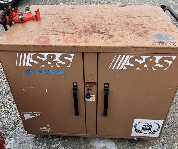 Knaack Job box w/ vise 36x43x25 - Metzger Property Services, LLC