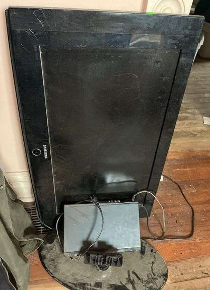 Samsung 30" TV and DVD Player - Metzger Property Services, LLC