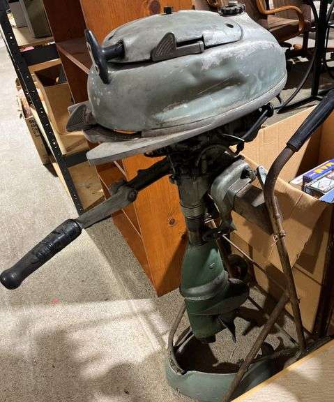 Boat motor with stand, no makers markings, rope pull mech is loose ...
