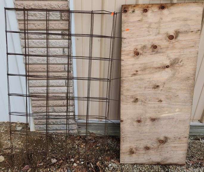 Composite Wood Board 20" x 48" & Metal Wire Fencing Section 30" x 47 ...