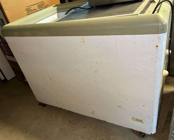 Commercial Chest Freezer on Casters 27x43x32" - Metzger Property ...