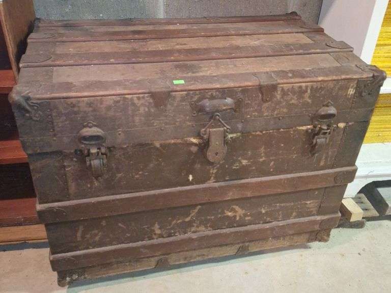 Steamer trunk with contents inc. 3 army wool blankets - hinges have ...