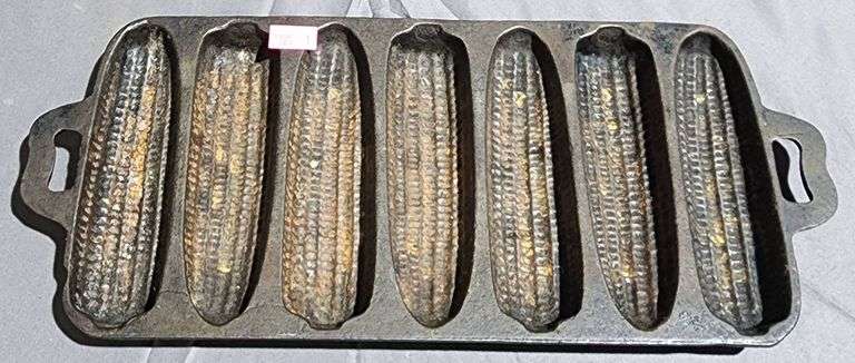 Cast Iron Cornbread Pan with 7 Corn-Shaped Molds - Metzger Property ...