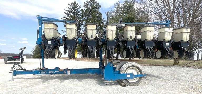 Kinze 2500 Planter, Hydraulic Fold - Metzger Property Services, LLC
