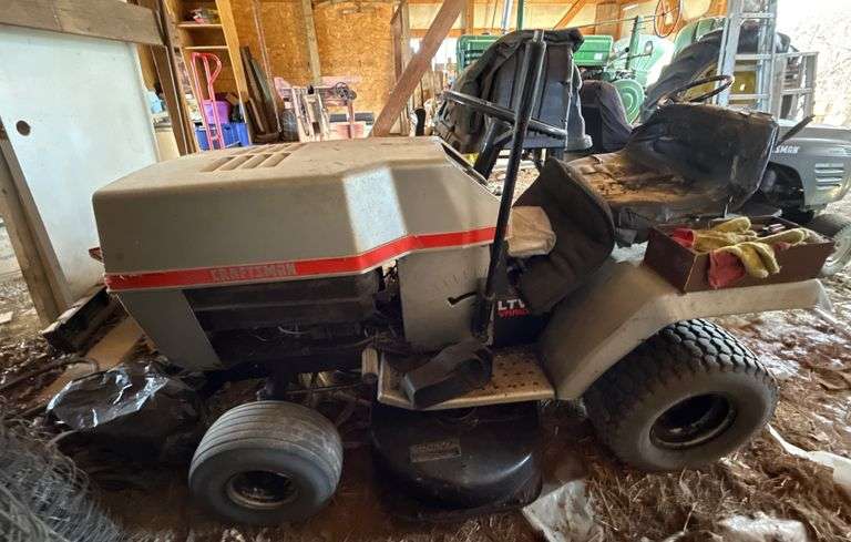 Craftsman LTV/10 Varidrive Lawn Tractor with Briggs & Stratton Engine ...