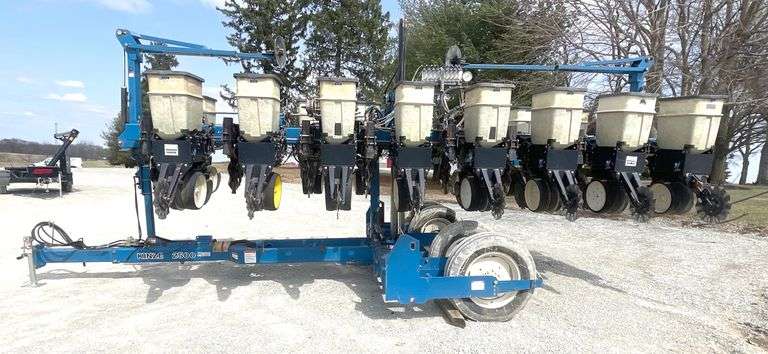 Kinze 2500 Planter, Hydraulic Fold - Metzger Property Services, LLC
